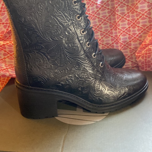 Timberland | Shoes | Timberland Black Beautiful Textured Print Leather ...